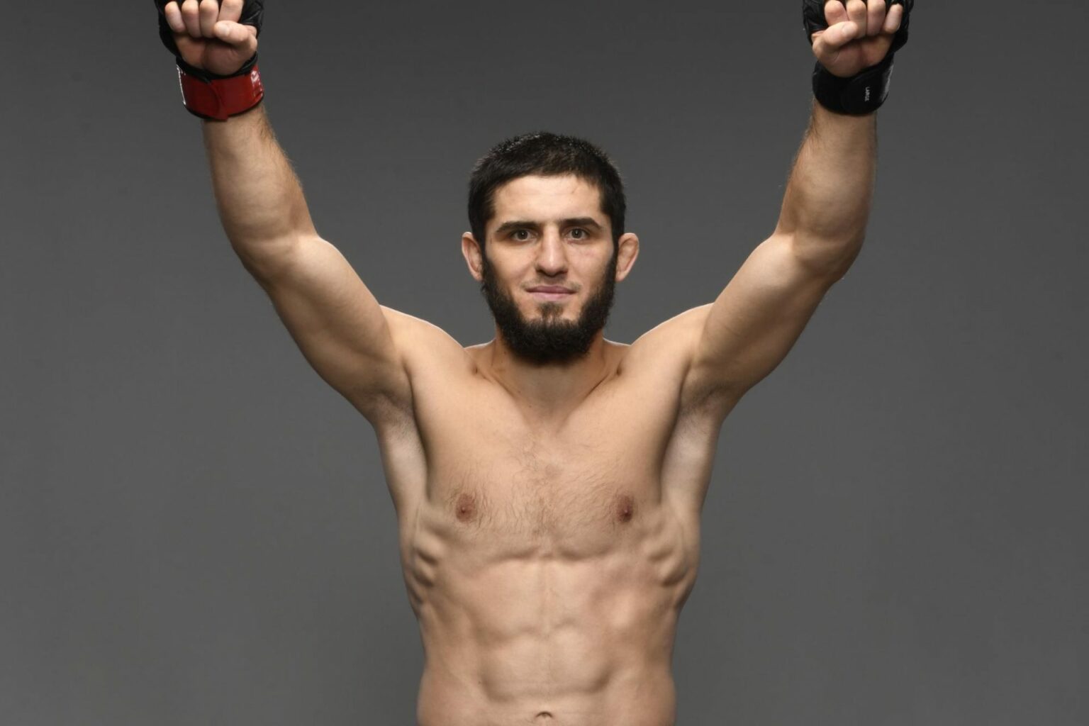 Islam Makhachev, sobre pasar a las 185 libras: "Mi altura me lo permite ...